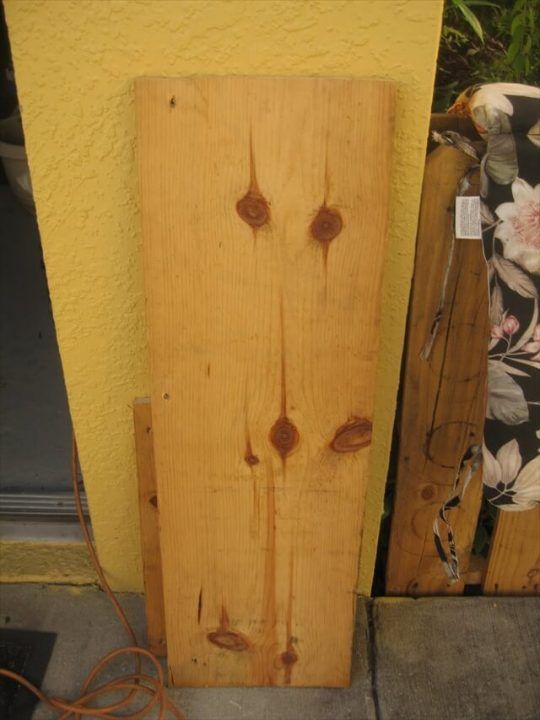 Make Your Own Leaning Shelf from Pallets