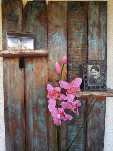 DIY Floating Pallet Shelf