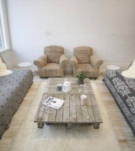 25 Unique DIY Pallet Table Ideas