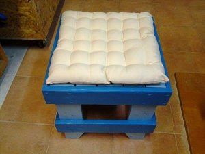 DIY Pallet Sitting Stool