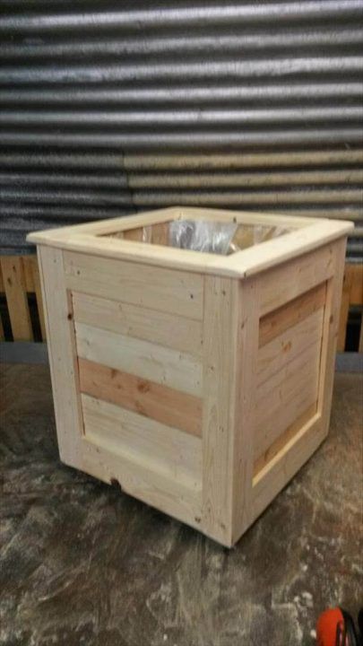 Easy Pallet Planter Box