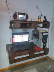 DIY Pallet Wall Hanging Computer Desk