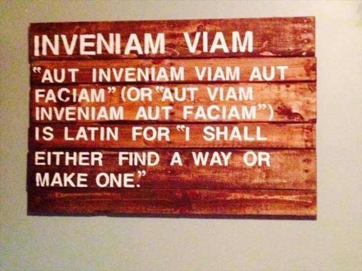 15 DIY Pallet Signs and Wall Art Ideas