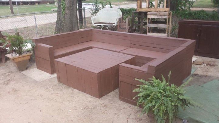 DIY Pallet Garden or Patio Sectional Sofa
