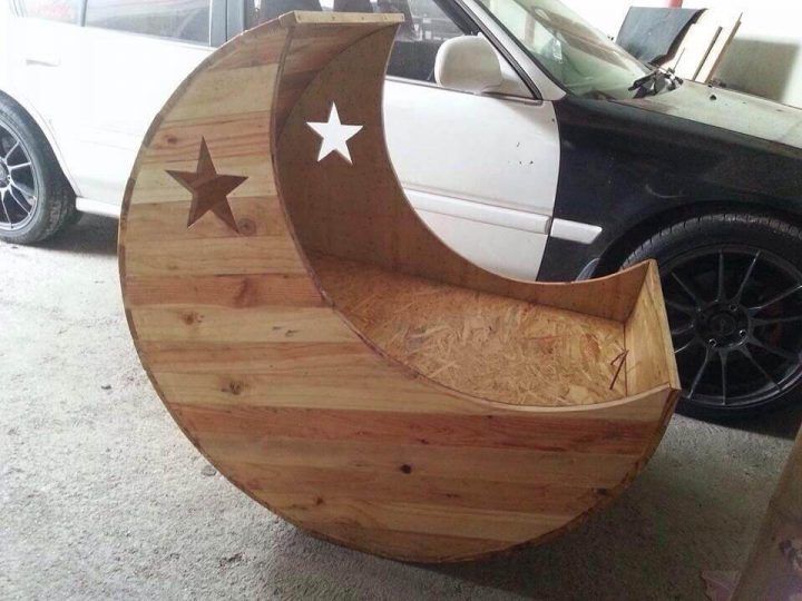 Pallet Luna Crib / Moon Shaped Baby Cradle