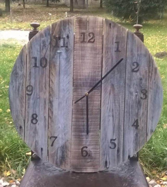 DIY Pallet Round Rustic Clock