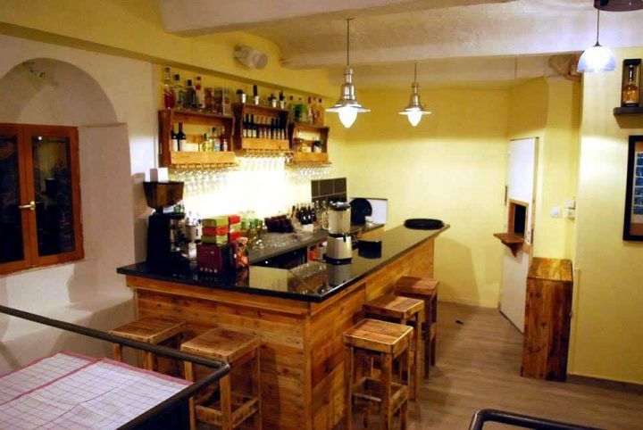 Pallet Restaurant (diy projects)