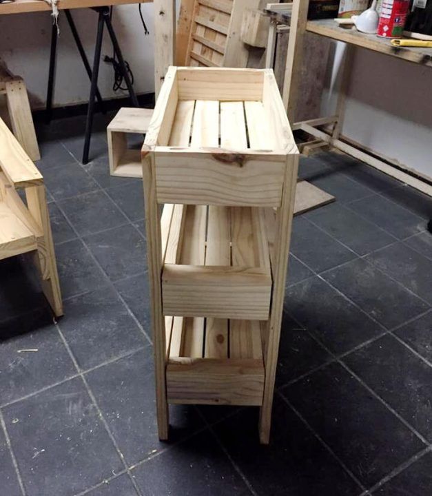 DIY Pallet Fruit and Vegetable Organizer / Rack