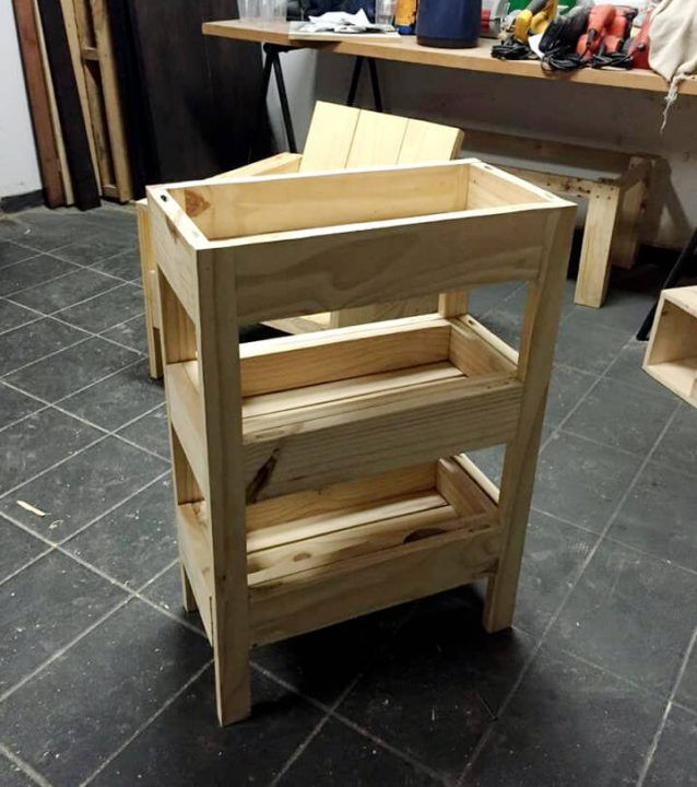 DIY Pallet Fruit and Vegetable Organizer / Rack