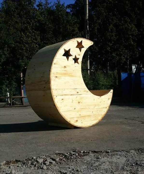 Moon Shaped Pallet Baby Cradle