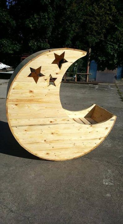 Moon Shaped Pallet Baby Cradle