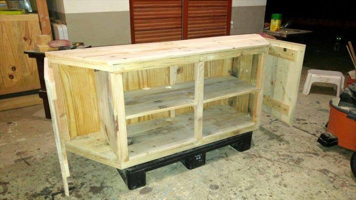 Wall Hanging Media Center Out of Pallets