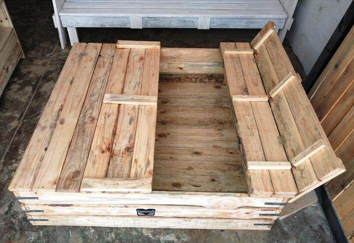 DIY Pallet Sandbox or Sand Pit for Kiddies