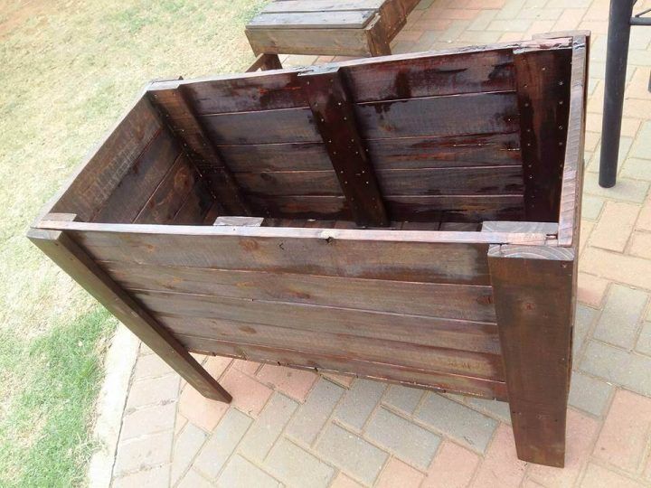 Raised Pallet Planter Box