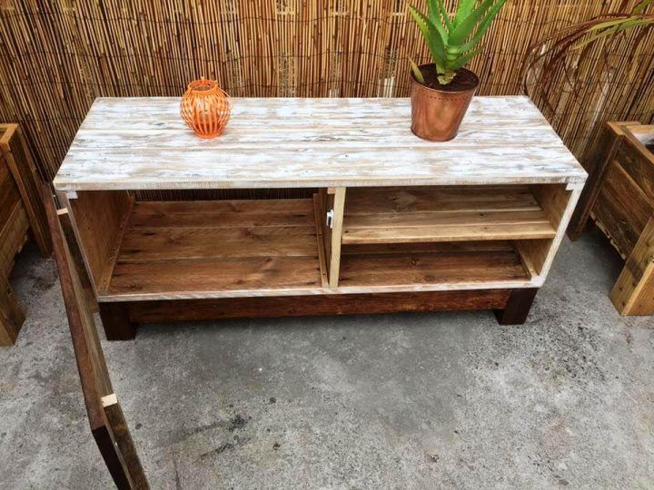 Beautiful Pallet TV Stand