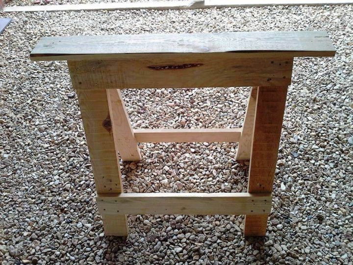 DIY Pallet Trestle Legs for Tables